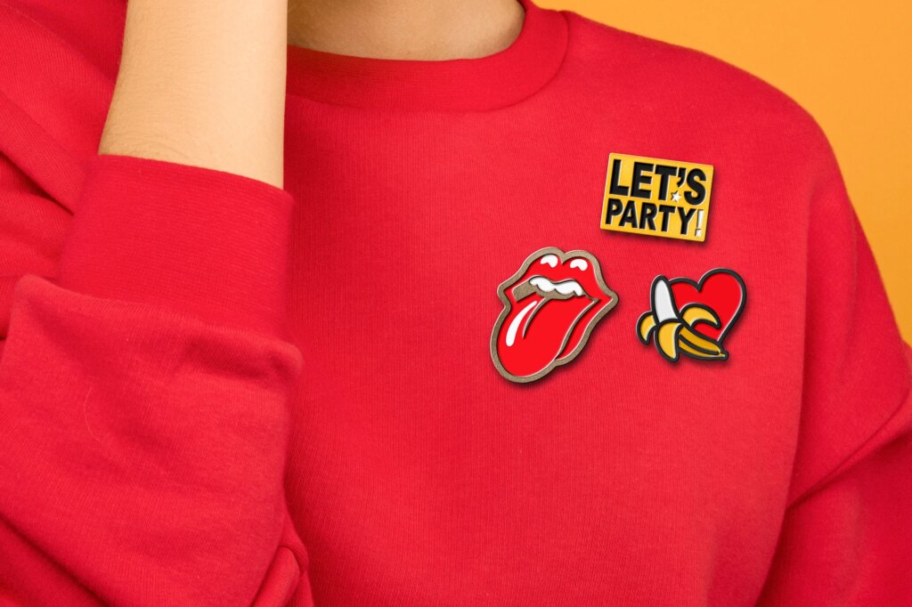 25+ Templat Mockup Pin & Lencana - desainae.com